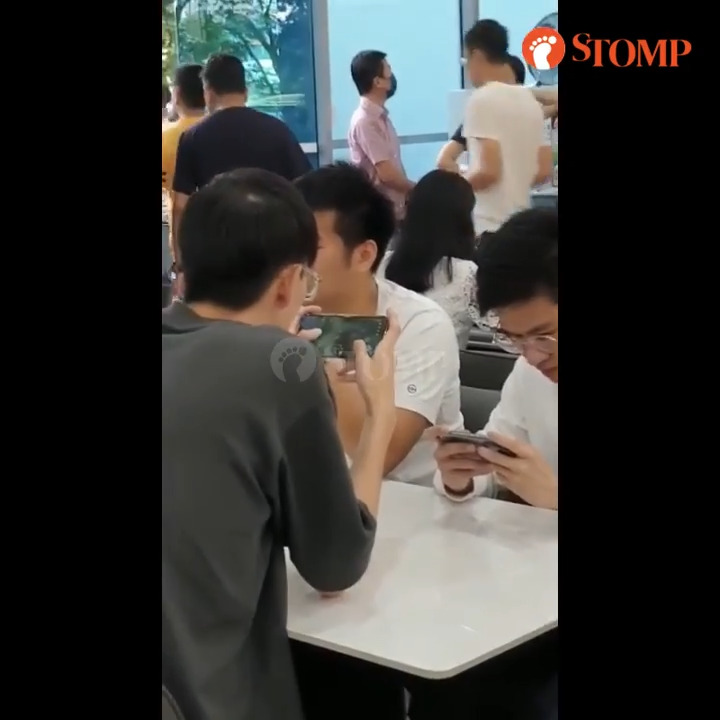 Diner upset by group of 3 who took up food court table to play games ...